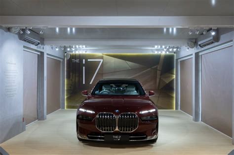 2023 Bmw I7 Aventurine Red Video Shows Eye Catching Electric Sedan