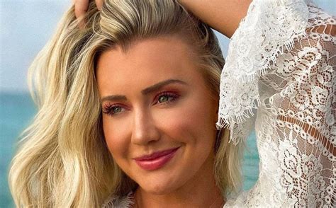 Nas Maldivas Ana Paula Siebert Esbanja Físico Em Biquíni De Estampa