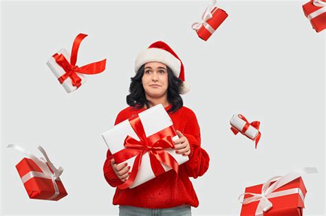 빨간 스웨터와 산타 클로스 모자에 갈색 머리 소녀는 빨간색 리본흰색 선물 상자를 들고 12월에 대한 스톡 사진 및 기타 이미지 12월 갈색 머리 겨울 Istock