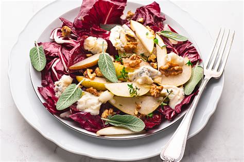 고르곤 졸라 샐러드 또는 배 꿀 견과류를 곁들인 블루 치즈 이탈리아 붉은 양상추 라디키오 잎 겨울 샐러드 요리법 달콤하고 짠 맛 이탈리안 스타일과 프렌치 요 World