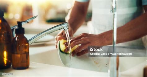 남자 손 부엌에서 설거지를 하여 거품으로 책임 먼지 제거 및 위생을 위해 합니다 세균 방지를 위한 가정에 있는 사람 접시 및 물 또는 소독을 위한 갯솜에 비누 25 29세에