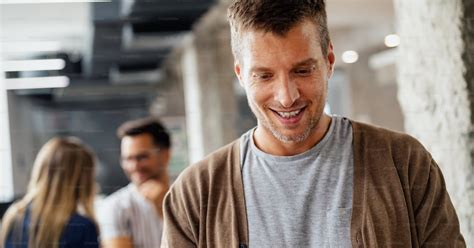 소프트웨어 개발 및 디자이너 사무실에서 일하는 회사 비즈니스 직원 사진 Unsplash의 세르비아 이미지