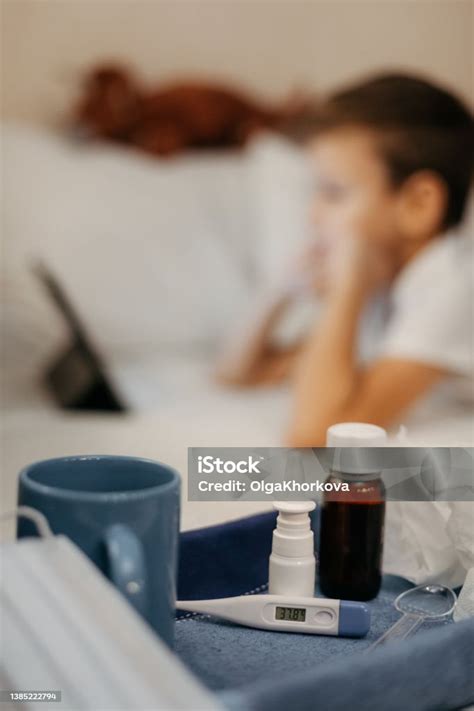 해열 시럽 비강 스프레이 및 온도계가 트레이에 있는 병 초점에서 전경에 침대에 어린 소년 8 9 살에 대한 스톡 사진 및 기타 이미지 Istock