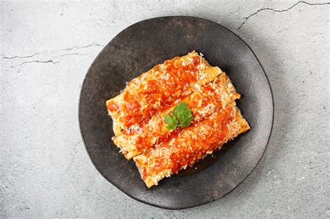 다진 고기로 채워진 팬케이크와 토마토 소스와 강판 치즈를 얹습니다 0명에 대한 스톡 사진 및 기타 이미지 0명 강판에 갈기