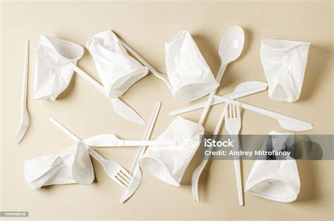 베이지 색 배경에 일회용 흰색 플라스틱 식기 자연 오염의 개념 쓰레기에 대한 스톡 사진 및 기타 이미지 쓰레기 음식 0명 Istock