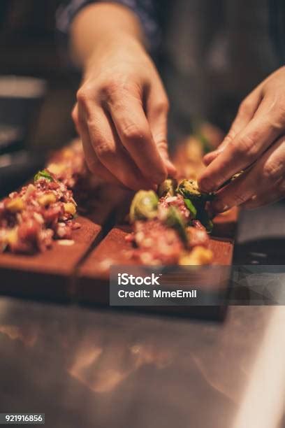 직장에서 요리사입니다 상업용 주방에서 요리 하는 요리사 출장요리에 대한 스톡 사진 및 기타 이미지 출장요리 델리카트슨 타파스 Istock