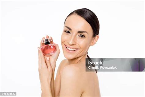 깨끗 하 고 섬세 한 피부를 가진 여 자가 보유 하 고 향기로운 향수의 병 뿌림에 대한 스톡 사진 및 기타 이미지 뿌림 여자 한 명의 여자만 Istock