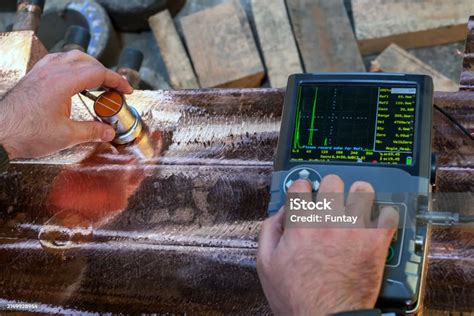 작업자는 구리 주조에 대한 초음파 검사를 수행합니다 초음파 검사 는 물체의 초음파 전파를 기반으로하는 비파괴 검사 기술 제품군입니다 검사 보기에 대한 스톡 사진 및 기타