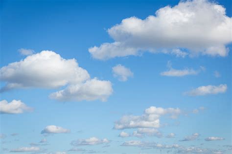 하늘 구름 구름 배경과 푸른 하늘 구름이 있는 하늘은 자연 구름을 파란색으로 날씨로 합니다 영감 개념 0명에 대한 스톡 사진 및 기타 이미지 Istock