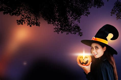 마법의 호박과 할로윈 마녀 마녀 모자와 의상에 아름다운 젊은 여자 달빛에 대한 스톡 사진 및 기타 이미지 달빛 랜턴 마녀 Istock