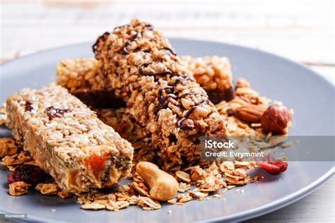 다른 종류의 혼합된 견과류와 함께 피트 니스 음식 파워 바의 닫습니다 그림에 대 한 해 없이 채식 과자입니다 배경입니다 0명에 대한 스톡 사진 및 기타 이미지 Istock
