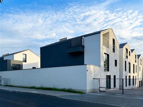 Vista Exterior De Una Casa Adosada Moderna El Concepto De Edificios Al