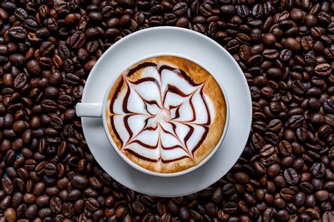 신선한 구운 커피 콩 배경에 커피 거품 에스프레소 의 화이트 컵 향기로운 즐거움 맨 위 보기입니다 0명에 대한 스톡 사진 및 기타 이미지 Istock