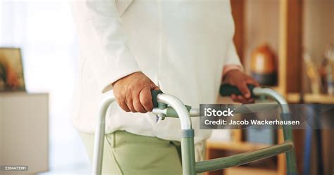 노인 여성 보행기 그리고 보살핌 지원 및 이동을 위해 요양원에서 손을 잡고 있습니다 노인 장애를 가진 여성 관절염 부상 및 연금 수급자로서 근접 촬영 및 균형을 가진 라운지