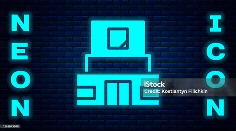 벽돌 벽 배경에 고립 된 레닌 아이콘의 빛나는 네온 무덤 러시아 건축 랜드 마크 관광 장소 모스크바 레드 스퀘어의 로얄 성채 벡터 0명에 대한 스톡 벡터 아트 및 기타