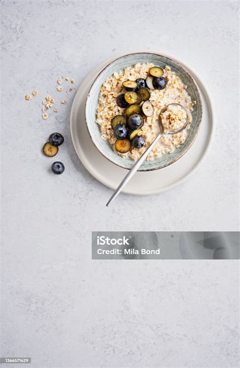블루베리를 곁들인 오트밀 죽 밝은 표면 배경에 그릇에 꿀 아침 식사에 대 한 건강 한 음식 0명에 대한 스톡 사진 및 기타