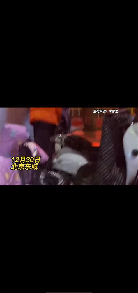 女子躲在墙角想要“偷袭”男友。 搜狐大视野 搜狐新闻