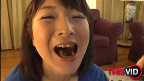 Japonesa Cagando Para Outra Comer Merda