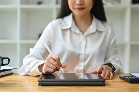 스타일러스 펜을 사용하거나 디지털 태블릿에 계약서에 서명하는 젊은 아시아 여성 직원 20 24세에 대한 스톡 사진 및 기타 이미지 20 24세 25 29세 검사 보기