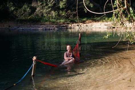 K Rperpositives Europ Isches Aussehen Mit Roten Haaren V Llig Nacktes L Cheln Und Lachen Beim