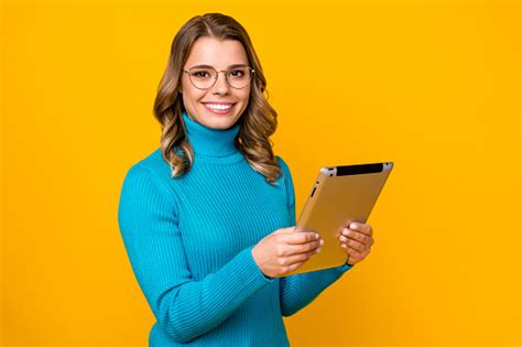 사진 아름 다운 매력적인 물결 모양의 비즈니스 레이디 보유 현대 기술 전자 리더 기업 보고서 온라인 이메일 착용 사양 블루 터틀넥 고립 밝은 노란색 색상 배경 태블릿에 대한