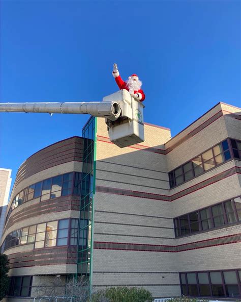 Peco Lineworkers Were In The Holiday Spirit Today Spreading Joy And