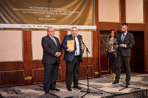 УНСС Ректорът връчи на двама възпитаници на УНСС националния приз на фондация „Проф д р