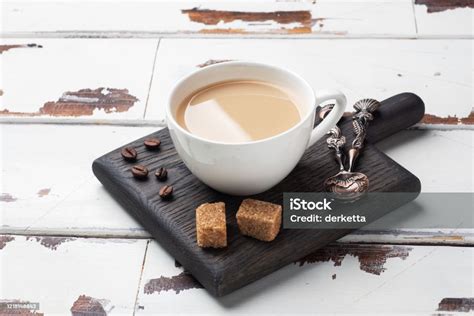 나무 스탠드에 우유와 지팡이 설탕 큐브와 커피 한 잔 흰색 소박한 보드의 배경입니다 공간을 복사합니다 0명에 대한 스톡 사진 및