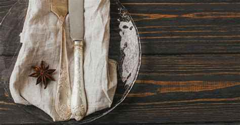 세련된 추수 감사절 저녁 식사 테이블 설정 빈티지 칼이 있는 현대적인 접시 호박과 가을 꽃 장식이 있는 나무 테이블에 아니스가 있는 린넨 냅킨 농가 소박한 가을 결혼식