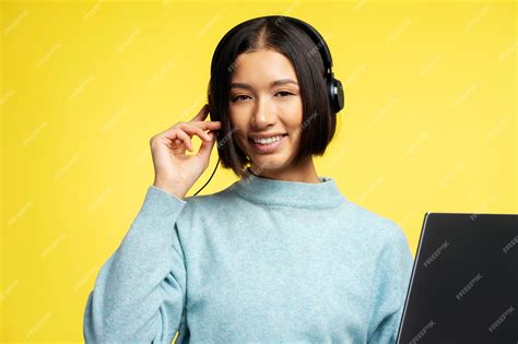 Premium Photo Portrait Of Beautiful Smiling Asian Woman Call Center