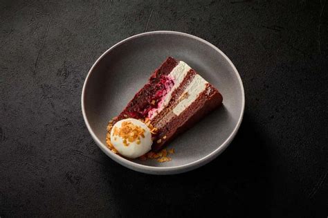 Шоколадный торт с вишней