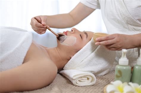 미용실에서 영양 페이셜 마스크를 쓴 젊은 여성 페이스 필링 마스크 스파 뷰티 트리트먼트 스킨 케어 스파 살롱에서 미용사에게 얼굴