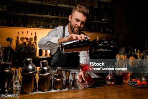 바텐더가 칵테일을 쏟아 붓는 다양한 바 장비와 잔이있는 바 카운터의 매력적인 전망 바텐더에 대한 스톡 사진 및 기타 이미지 바텐더 칵테일 각얼음 Istock