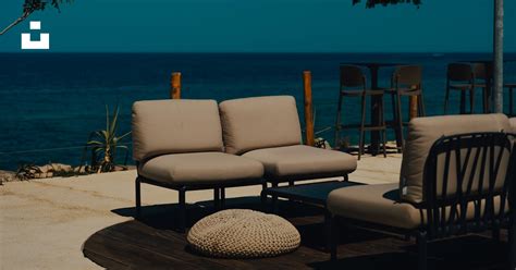 바다 옆 파티오에 앉아 있는 소파와 의자 사진 Unsplash의 무료 이탈리아 이미지