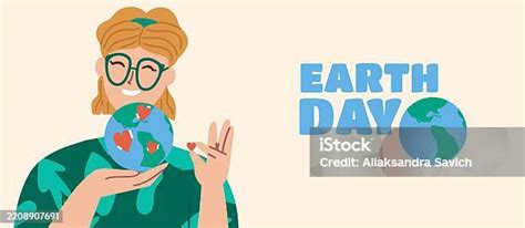 귀여운 여자가 하트 스티커가 붙은 지구를 들고 있는 지구의 날 배너 지구를 돌보고 사랑하는 개념 일러스트레이션 4월에 대한 스톡 벡터 아트 및 기타 이미지 Istock