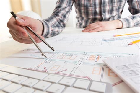 청사진 부동산 프로젝트에서 작업 하는 건축가 직장건축 프로젝트 청사진 눈금자 계산기 노트북 및 분배기 나침반 건축가 건축 개념입니다 공학 도구입니다 개념에 대한 스톡 사진