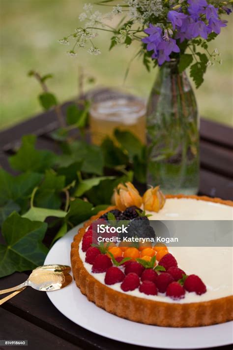 여름 딸기와 밖에 서 어두운 테이블에 벌 꿀과 그리스 요구르트 타트 0명에 대한 스톡 사진 및 기타 이미지 0명 독일