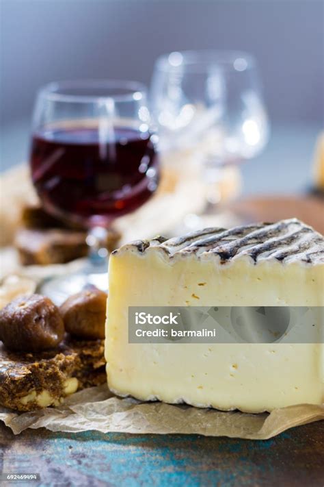 달콤한 디저트 리큐 어 유리 하드 치즈 Tomme 드 몽 태 뉴 프랑스 와인과 말린 무화과 무화과 빵 0명에 대한 스톡 사진 및 기타 이미지 Istock