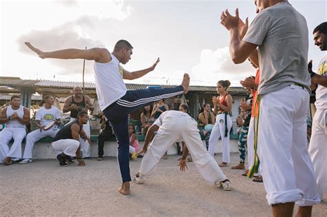 브라질에서 호 아 오페 쏘아 근처 Jacare 해변에서 카 포에 라 데모 거리에 대한 스톡 사진 및 기타 이미지 거리 관광 남자 Istock