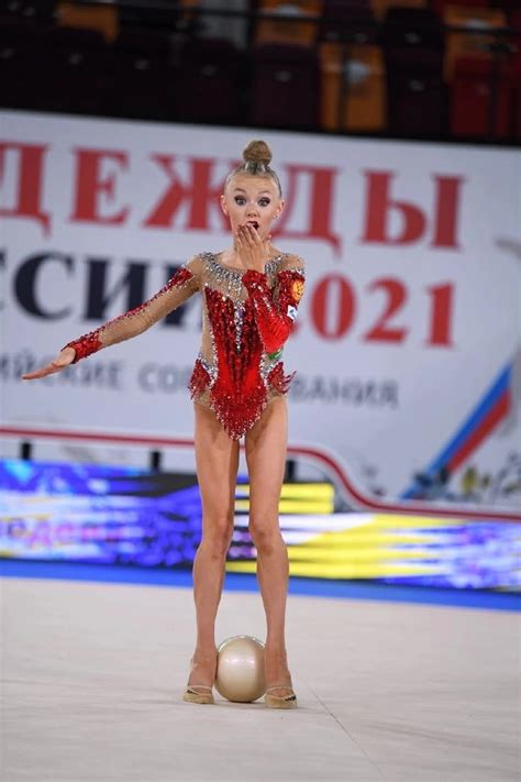 Алиса Медведева в 2024 г Художественная гимнастика Фотографии гимнастики Модные купальники