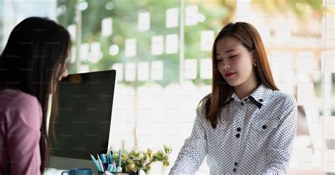 함께 일하는 두 명의 젊은 아시아 사업가는 사무실에서 팀워크로 프로젝트에 협력하는 데 도움을줍니다 사진 Unsplash의 종업원 이미지