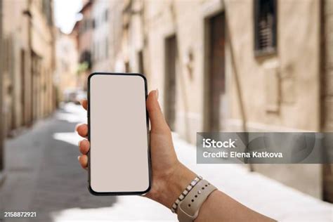 광고를 위한 휴대폰의 모형 이미지 모바일 앱 디자인 또는 텍스트 광고를 위해 빈 화면이 있는 스마트폰을 잡고 사용하는 여성의