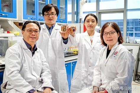 钙钛矿电池新制造方法：避免有毒铅使用！ 新加坡研究人员发现了一种对环境破坏较小的、可在实验室生产钙钛矿太阳电池的方法，这种方法不再需要以前使用