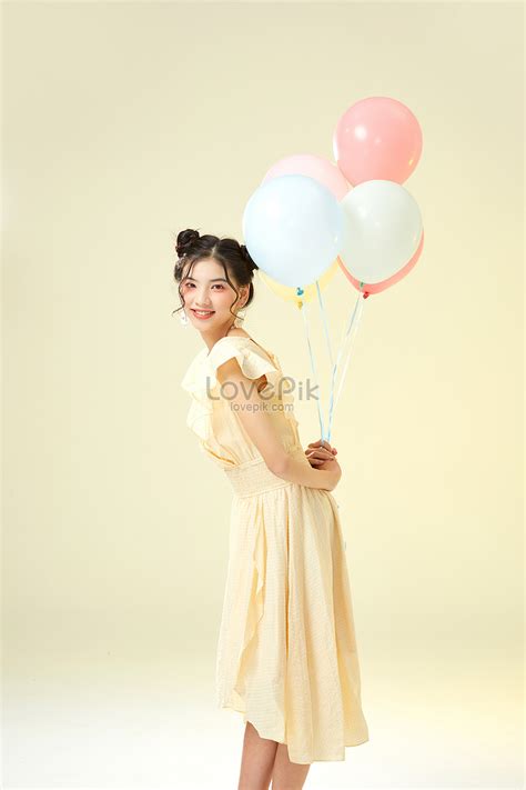 풍선을 들고 귀여운 여자 사진 무료 다운로드 Lovepik