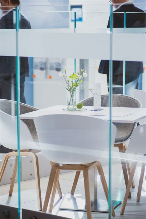 의자가있는 테이블과 꽃이 달린 꽃병 사진 Unsplash의 무료 의자 이미지