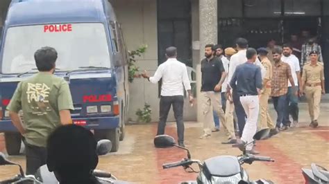 Veraval News દેવાયત ખવડ અને અન્ય આરોપીઓના રિમાન્ડ આજે પૂર્ણ જૂનાગઢ જેલમાં મોકલાશે જામીન અંગે