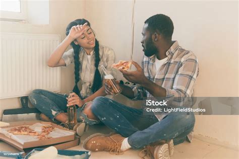 맥주와 피자 집의 개조를 하는 동안 바닥에 앉아 피곤된 젊은 부부 2명에 대한 스톡 사진 및 기타 이미지 2명 남자 남자 친구 Istock
