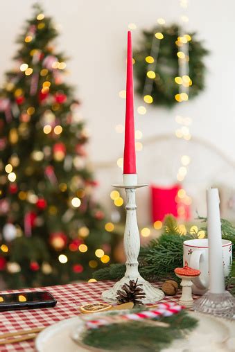 아름 다운 크리스마스 테이블 설정 촛대 장식 녹색 전나무 나무 가지 및 Bokeh와 조명 화환 테이블 설정의 일부 방 인테리어