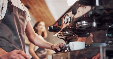 신선한 음료를 만드는 과정 기계로 실내에 있는 두 명의 젊은 카페 직원 비즈니스 및 서비스의 개념 사진 Unsplash의 기쁨 이미지