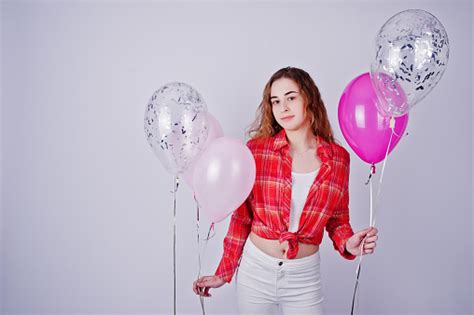 빨간색으로 젊은 여자 체크 셔츠와 흰 바지 스튜디오에 흰색 배경에 대 한 풍선 공휴일에 대한 스톡 사진 및 기타 이미지 공휴일 귀여운 다중 색상 Istock